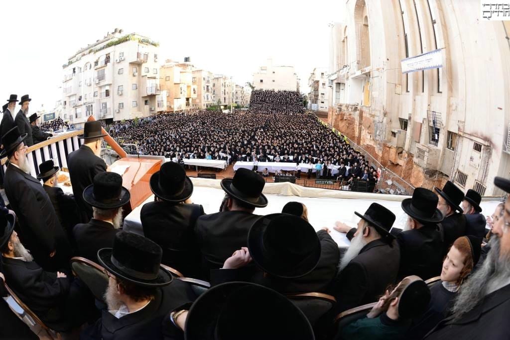 Viznitz: des milliers de Hassidim pour la pose de la première pierre ...