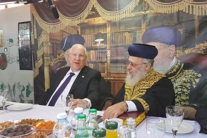 Le président Rivlin accueilli dans la Souccah des deux grands rabbins d ...